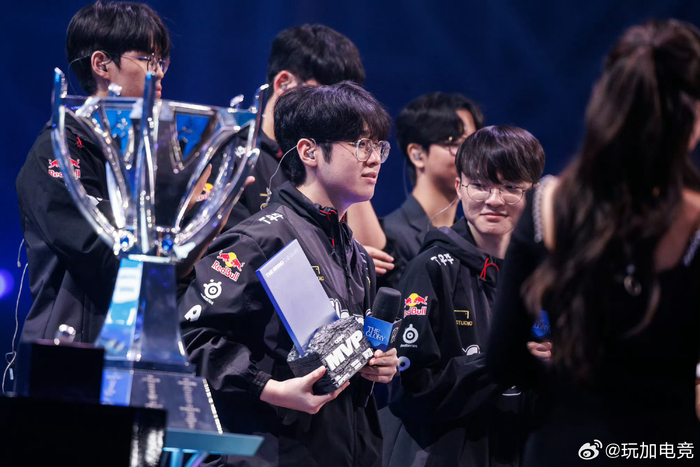 眼睛没离开OPPO FMVP奖杯__财经头条