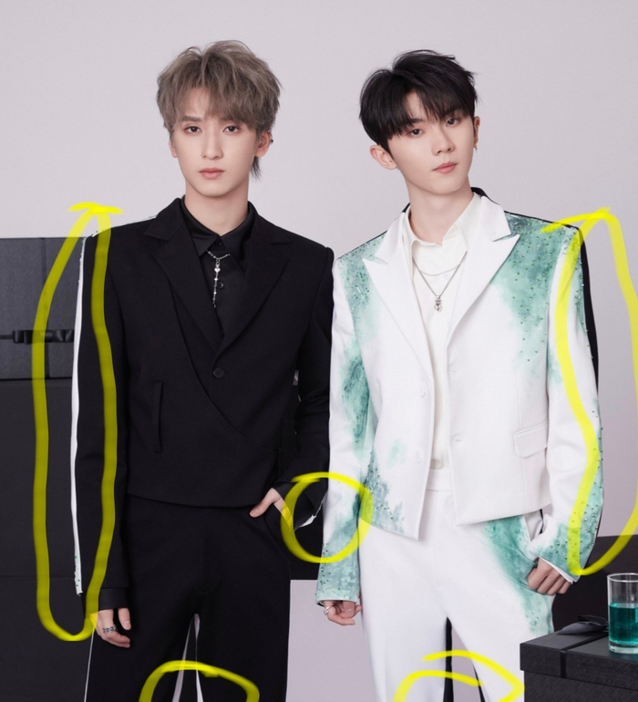 马嘉祺严浩鑫新歌合影，你俩衣服是拼起来的吧，两位emo 哥这巧思