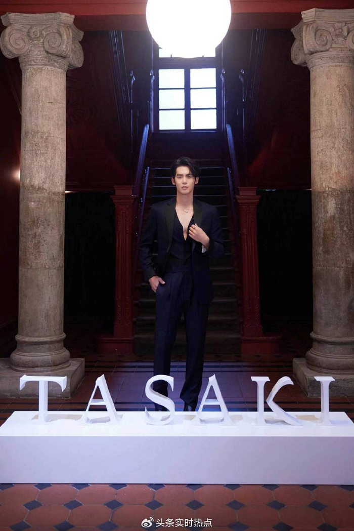 于适出席TASAKI品牌，all black西装帅气有型荷尔蒙拉满__财经头条