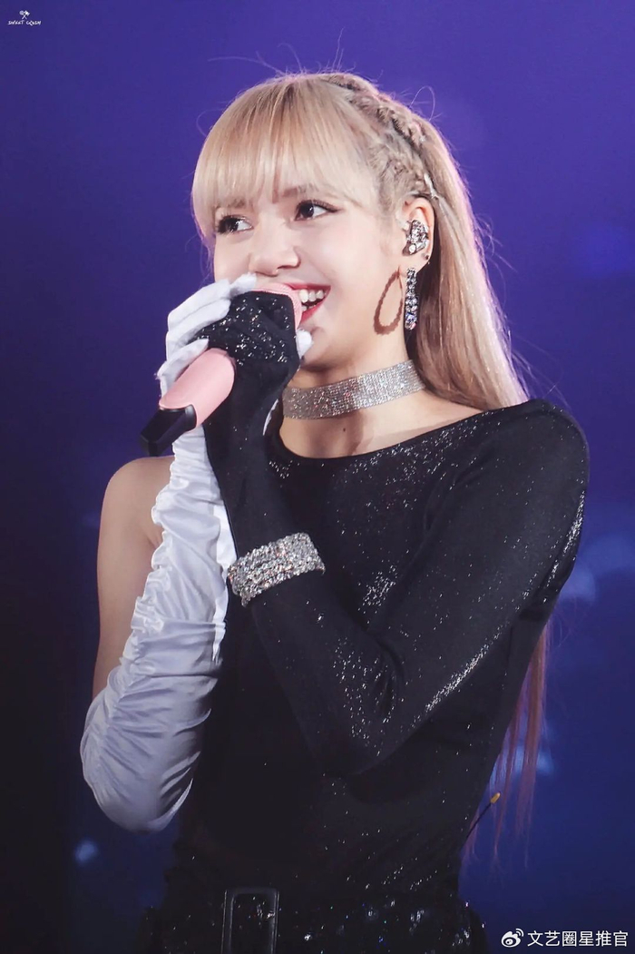 Lisa亲自为继父送上生日蛋糕，继父感动得泪流满面眼睛都哭红了