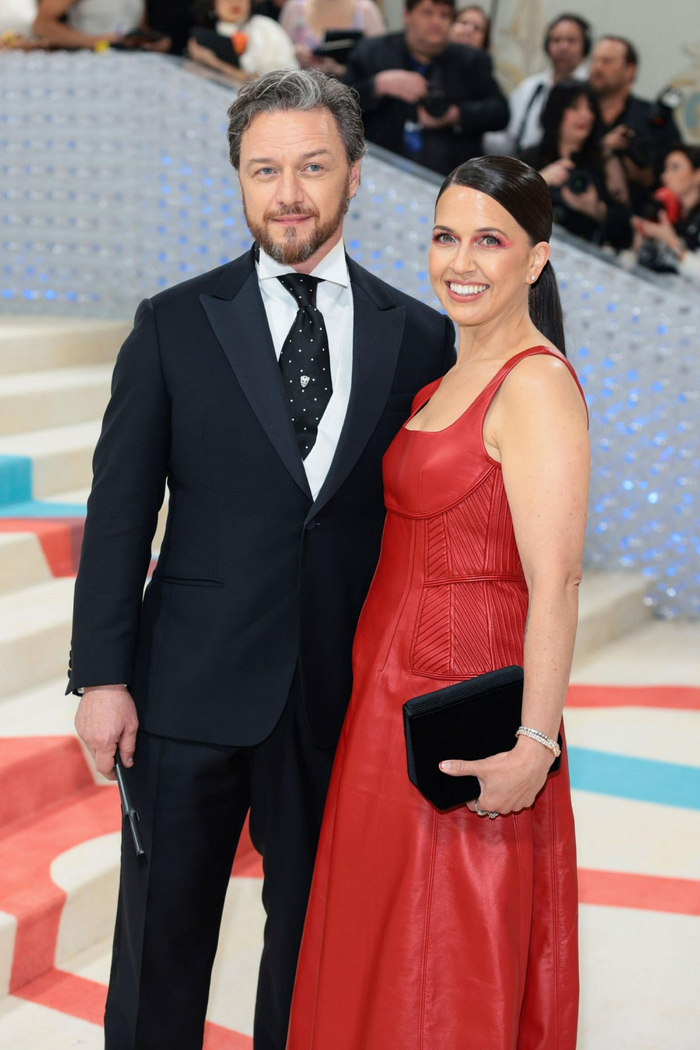 一美携爱妻Lisa Liberati亮相还与Harris Dickinson和Simon……