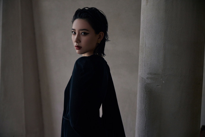 李斯丹妮微博之夜黑色披风长裙造型优雅美丽气场全开！