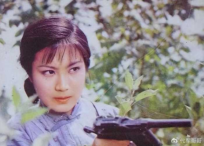 她曾与刘晓庆齐名，35岁息影嫁给美国律师，如今68岁怎样了？