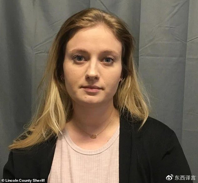 美国26岁女教师不当接触15岁男生，被捕后，警察局长丈夫被要求回避