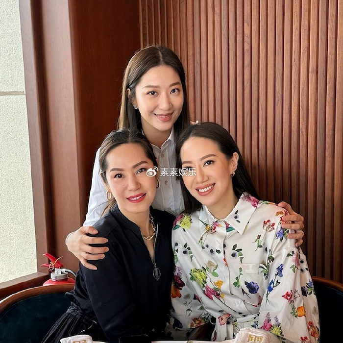 60岁甄子丹和66岁岳母像姐弟，女儿汪诗诗称赞她是漂亮妈妈__财经头条__新浪财经