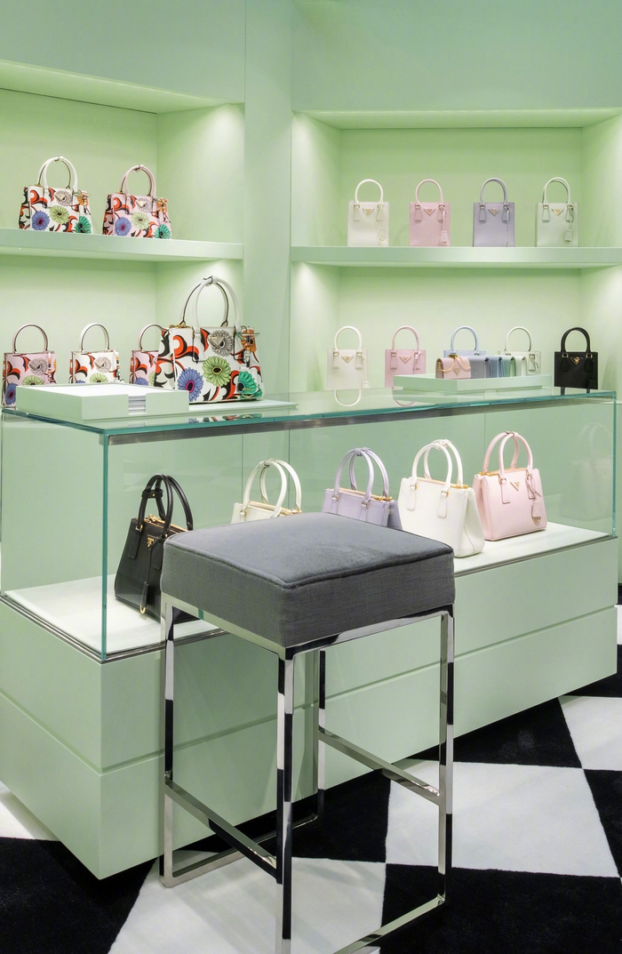 Prada全新限时店以经典绿色空间设计亮相北京SKP……