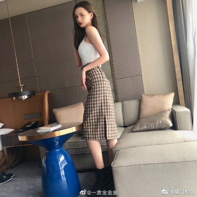 她叫金毅荷，98年，就读于南京财经大学，身高178cm，大长腿MM