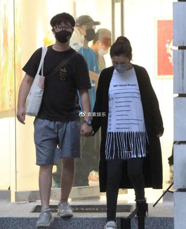 Selina挺孕肚和小徐参加聚会，宝宝“小腰果”的性别被揭晓