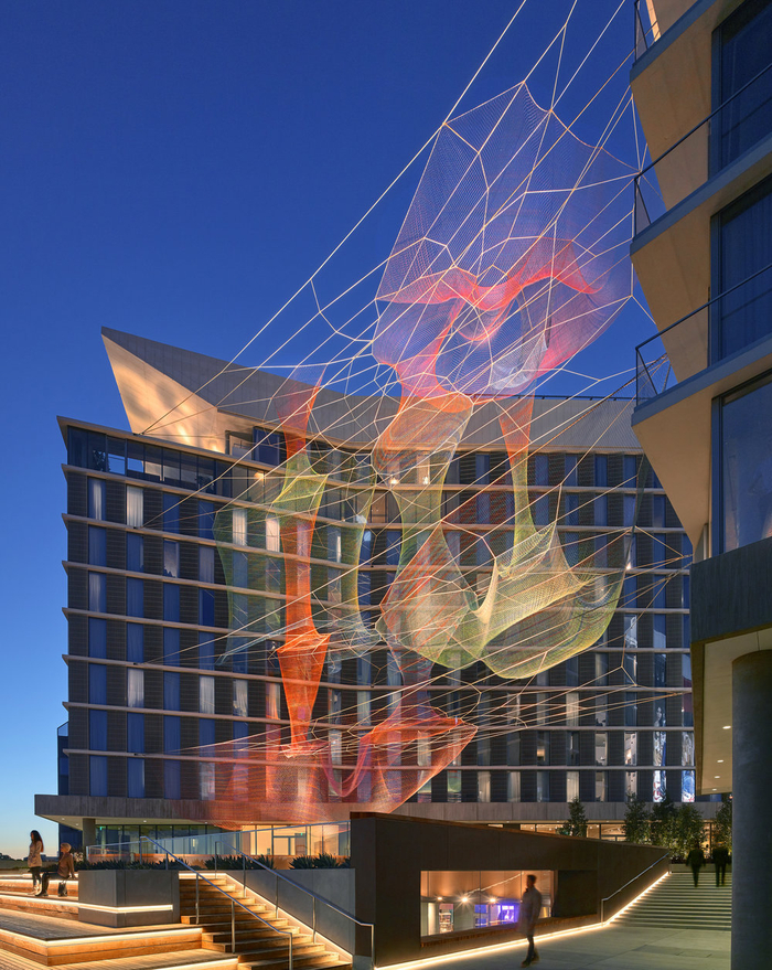 Janet Echelman（珍妮特·艾克曼）是美国雕塑家和纤维艺术家