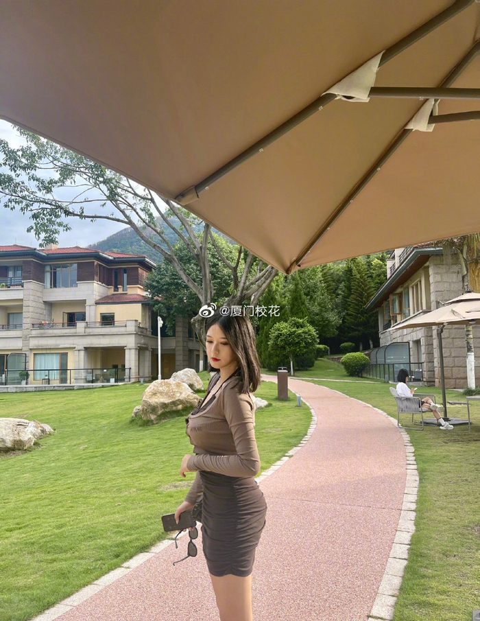 她叫阿余史佳，98年，身高166cm，金牛座，爱好唱歌架子鼓……