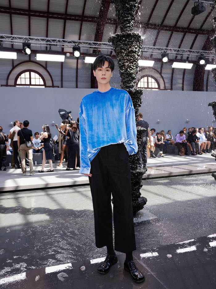 @唐晓天DADDI 亮相LOEWE 2024春夏男装秀……__财经头条