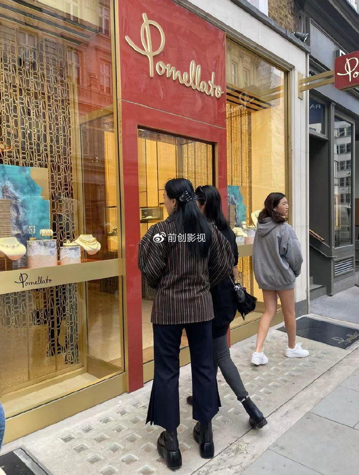 55岁歌后那英定居英国！与15岁女儿奢侈店扫货，二婚老公不在身边