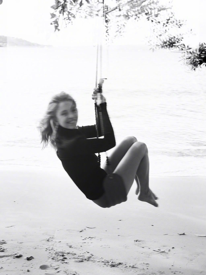 悉尼妹Sydney Sweeney身穿Miu Miu 登上《Harpers Bazaar》__财经头条__新浪财经