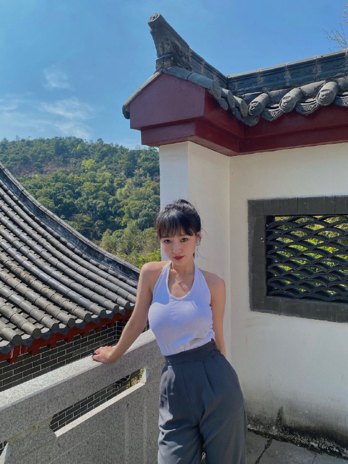 97年风格多变的双子座 166 51kg 。毕业于法国巴黎时装工会