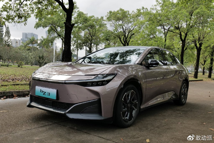 纯电动轿车也可以玩JDM！你看一汽丰田bZ3可以这样玩__财经头条__新浪财经