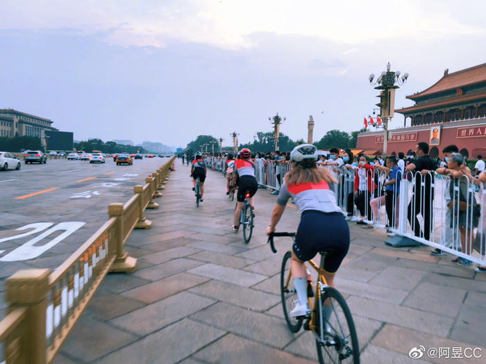 昨夜炸街🚴‍♀️🚴🏻🚴‍♂️ 长安街的30k|长安街|炸街|骑行_新浪新闻