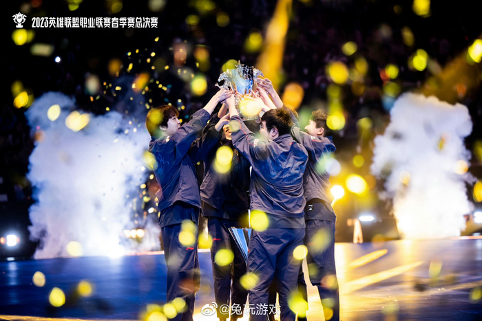 冠军捧杯时刻返图 再次恭喜JDG获得LPL春季赛冠军捧起冠军奖杯！