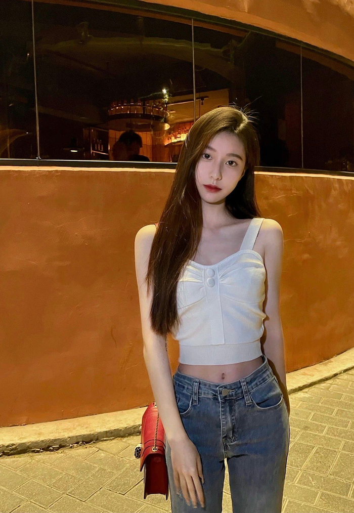 出生于2001年12月06日，就读于浙江传媒学院，身高165cm……