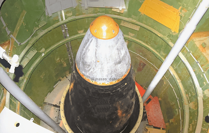 据说是发射井里的俄罗斯RS-24“亚尔斯”洲际弹道导弹……