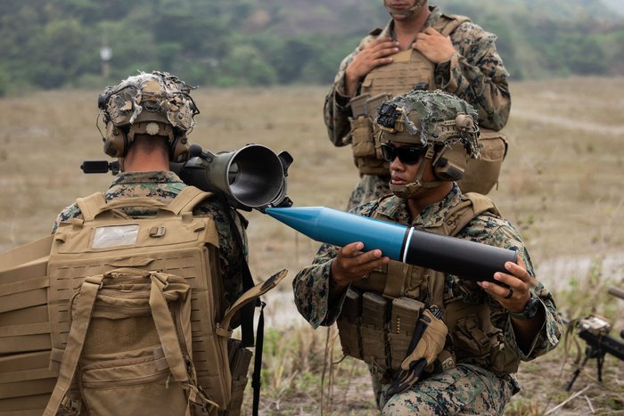 海军陆战队进行Mk 153肩扛式多用途突击武器演示