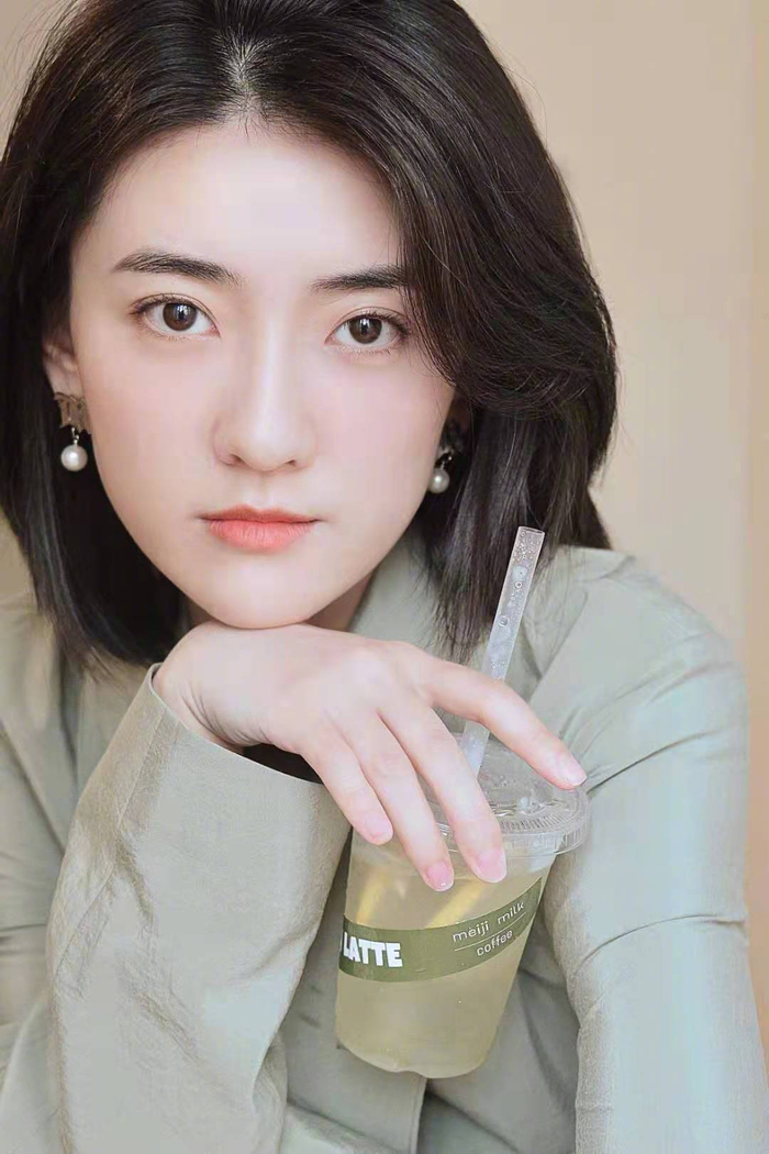 端午节当天，梁洁最新写真释出……