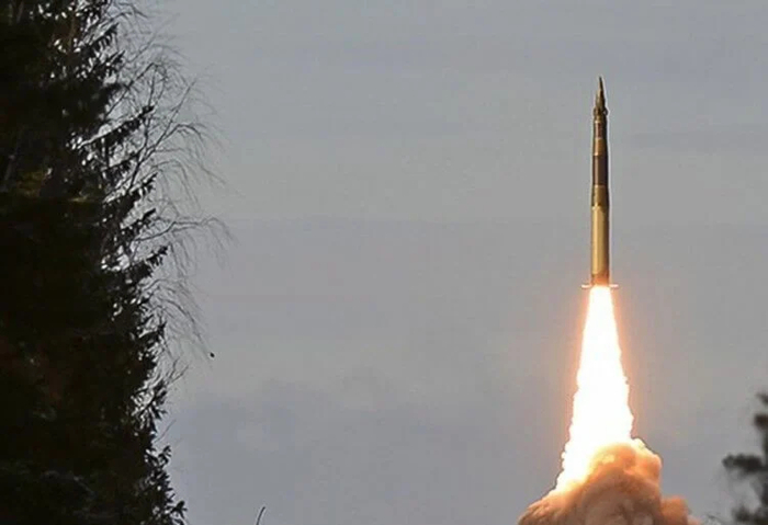 据说是发射井里的俄罗斯RS-24“亚尔斯”洲际弹道导弹……