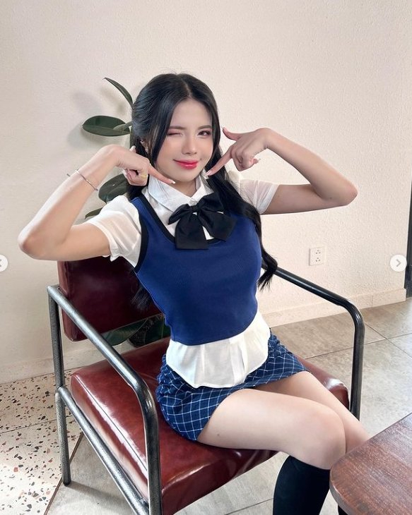 越南赛区女主持maidora晒照：现在我是GEN粉丝了！__财经头条