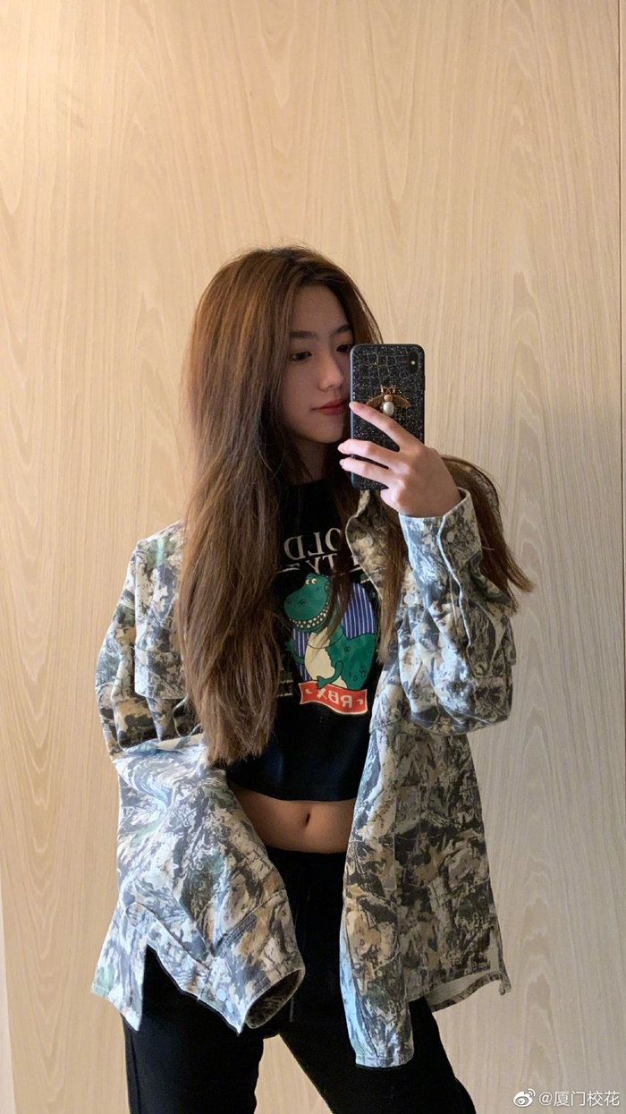 00年，就读于浙江音乐学院，身高172cm，很有气质的女生