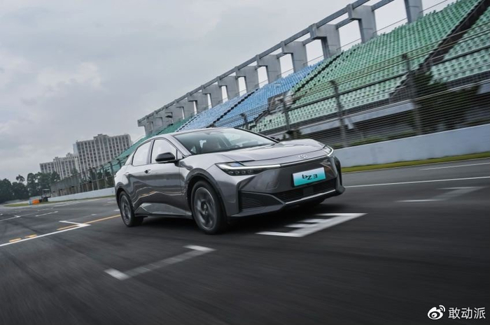 纯电动轿车也可以玩JDM！你看一汽丰田bZ3可以这样玩__财经头条__新浪财经