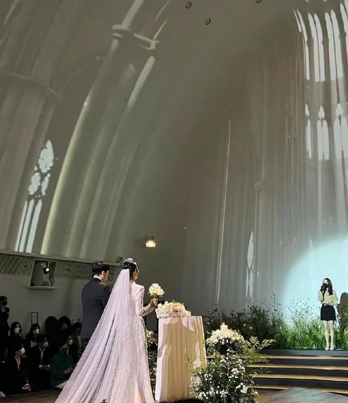 IU李钟硕恋爱了，这才叫顶流恋情曝光，堪比韩剧