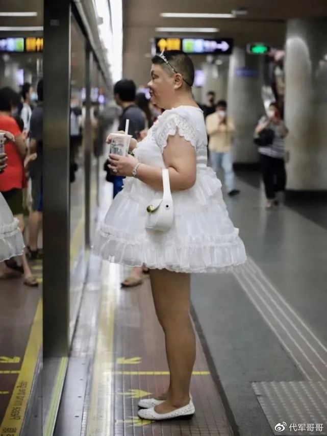 揭秘50岁“安福路小公主”真实身份和走红内幕