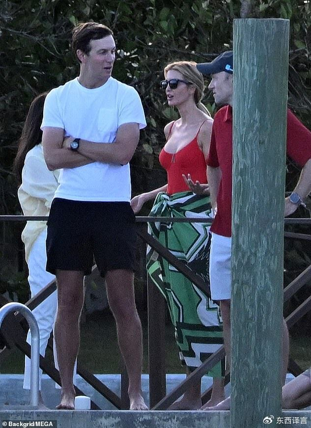 42岁伊万卡穿红泳衣招待朋友，曼妙身姿惹眼，入住1.7亿新家很开心