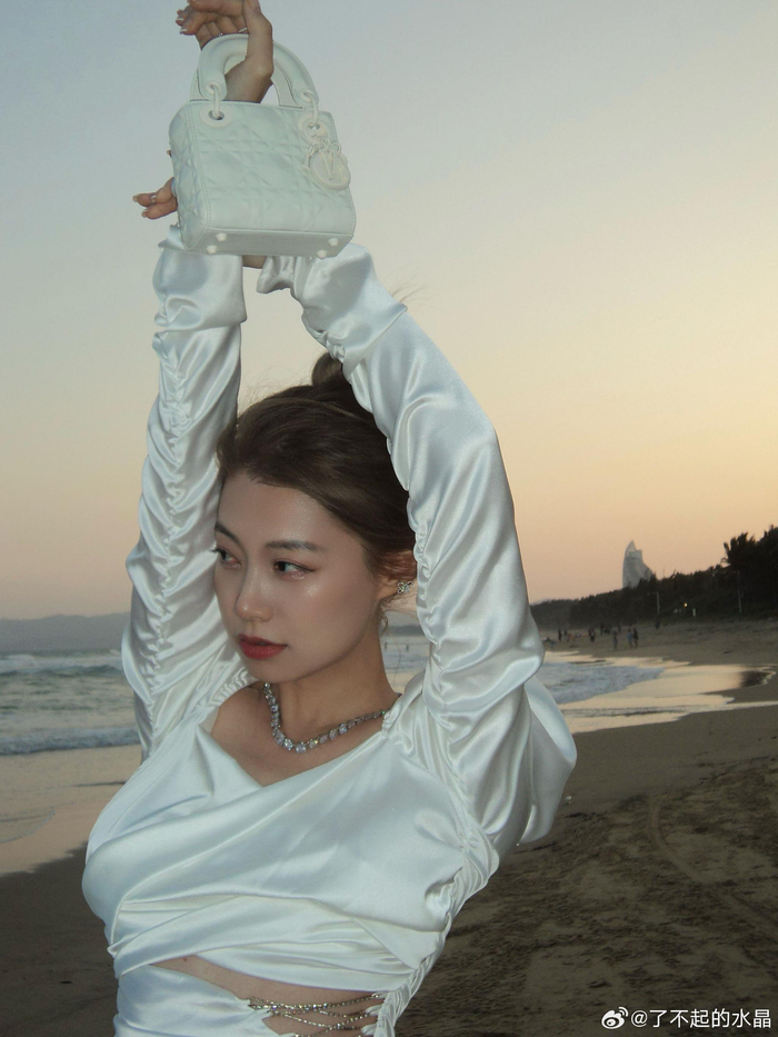 裙子 Nana Jacqueline 耳环 Graff 包包 Dior