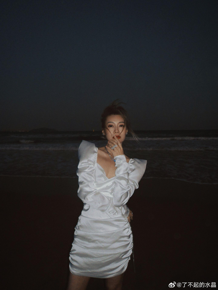 裙子 Nana Jacqueline 耳环 Graff 包包 Dior