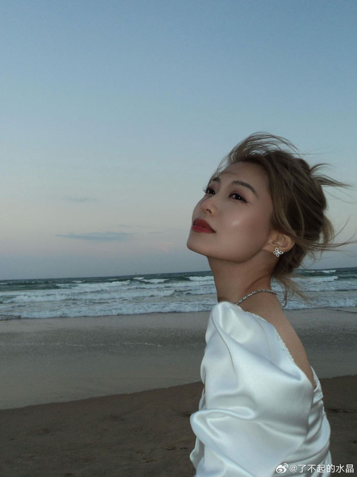 裙子 Nana Jacqueline 耳环 Graff 包包 Dior