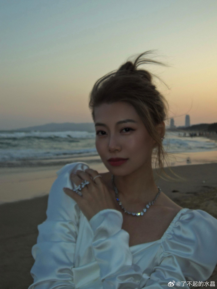 裙子 Nana Jacqueline 耳环 Graff 包包 Dior