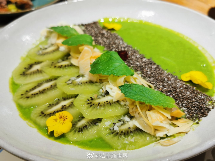 这次选择wobbit窝边草位于望京的餐厅，店内的各种兔子元素吸引__财经头条