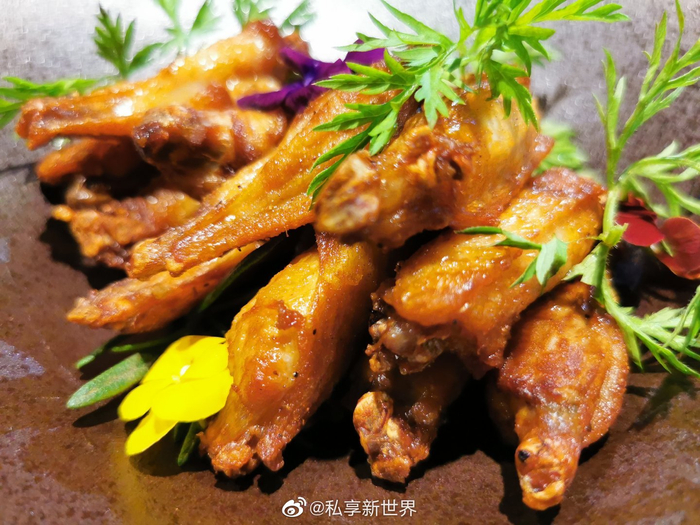 这次选择wobbit窝边草位于望京的餐厅，店内的各种兔子元素吸引__财经头条__新浪财经