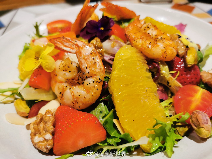 这次选择wobbit窝边草位于望京的餐厅，店内的各种兔子元素吸引__财经头条__新浪财经