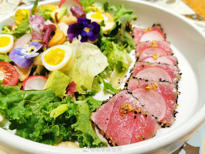 这次选择wobbit窝边草位于望京的餐厅，店内的各种兔子元素吸引__财经头条