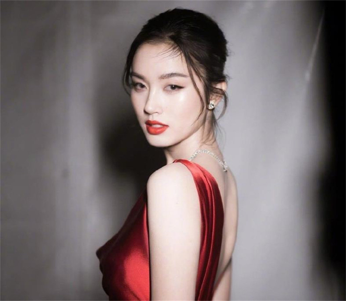 泰国第一变性美人Poyd订婚，准新郎出身名门世家，两人相识20多年|普吉岛_新浪新闻