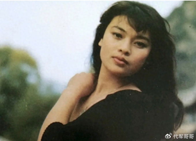 一婚嫁著名音乐人，二婚嫁老外生2个儿子，如今59岁的她很幸福