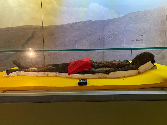 内蒙古乌兰察布市博物馆里有一件契丹女尸，距今有1000历史