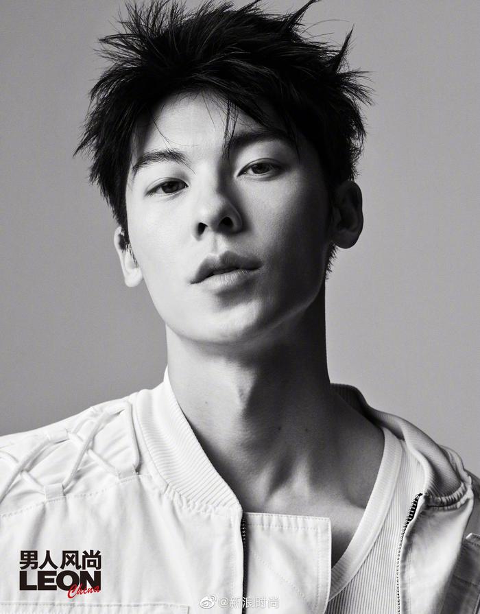 《男人风尚leon》杂志大片上线,白色背心勾勒完美肌肉线条……
