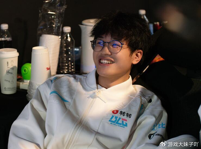 BLG险胜PSG战队，Xun被夸奖心态好，决胜局前在后台还一脸轻松|战队|决胜局|入围赛_新浪新闻