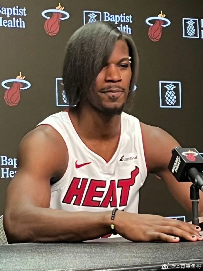 巴特勒的发型没有最雷，只有更雷！ 今天尝试的是双丸子头__财经头条__新浪财经