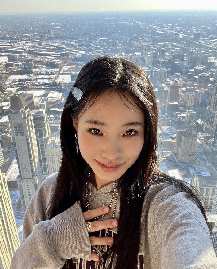 小S二女儿晒在美国芝加哥度假照，15岁Lily化浓妆，被调侃像34岁