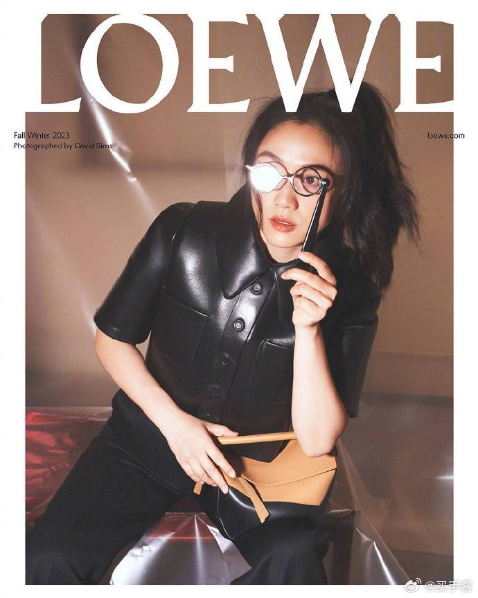 LOEWE 2023秋冬全球广告大片，由代言人汤唯出镜演绎……