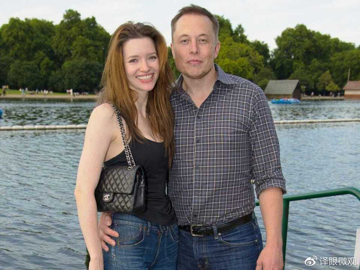 马斯克与美女机器人亲密画面被疯传，“理想型”像极他的演员前妻