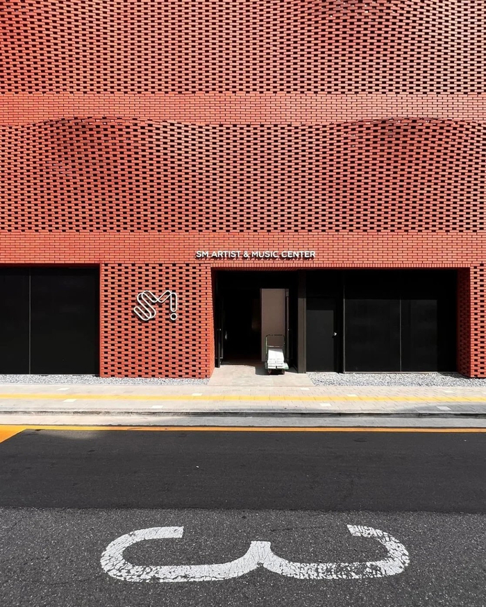 首尔圣水洞新建的SM大楼，你贡献了几块砖？__财经头条__新浪财经